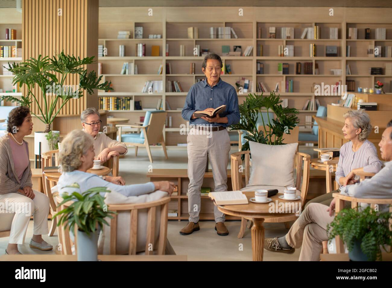 Book club meeting women hi-res stock photography and images - Alamy