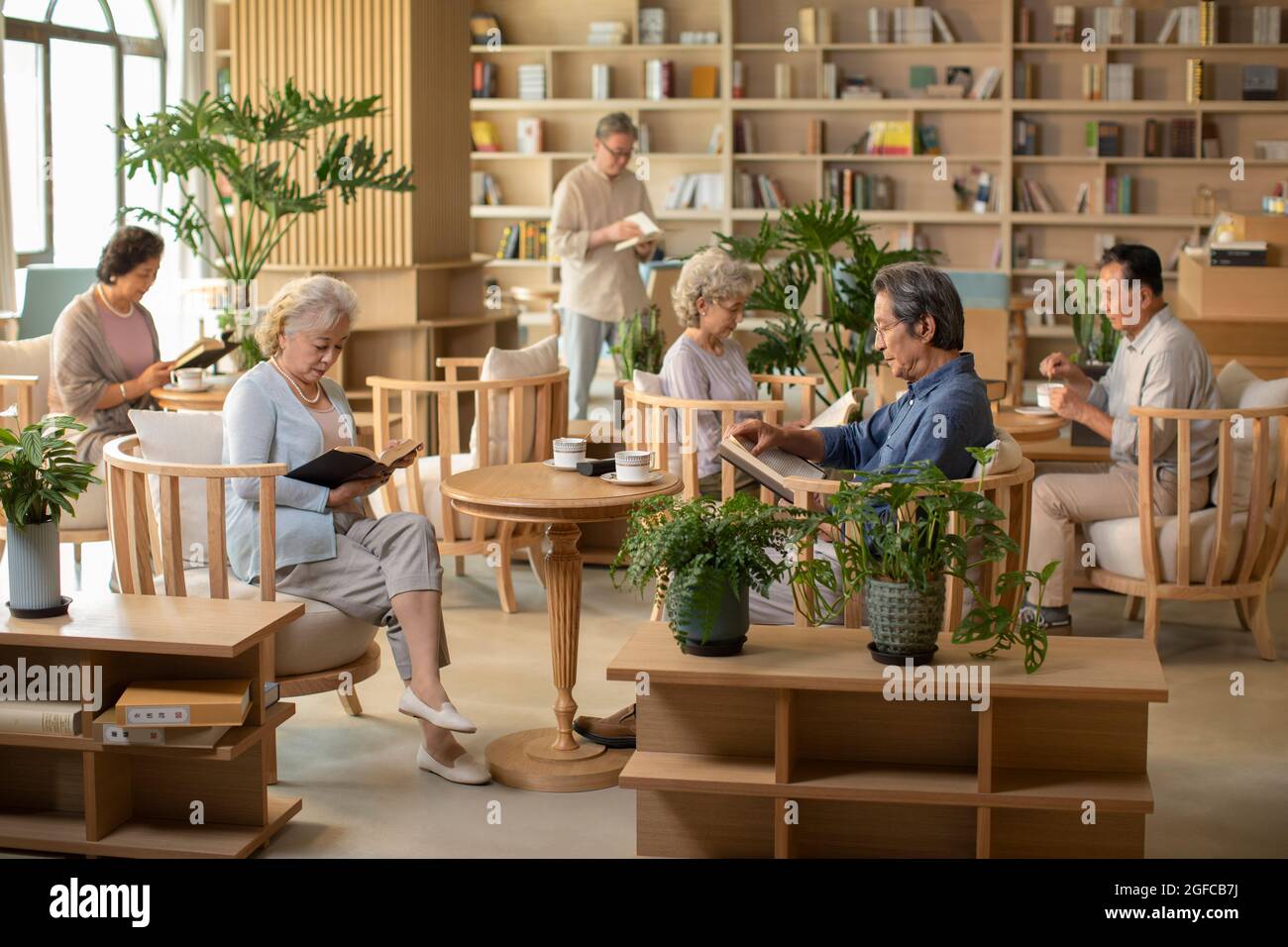 Group seniors table indoors hi-res stock photography and images - Alamy