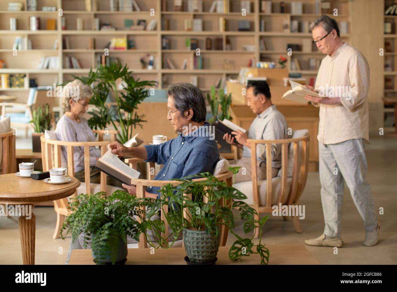 Asian holding library books hi-res stock photography and images - Alamy