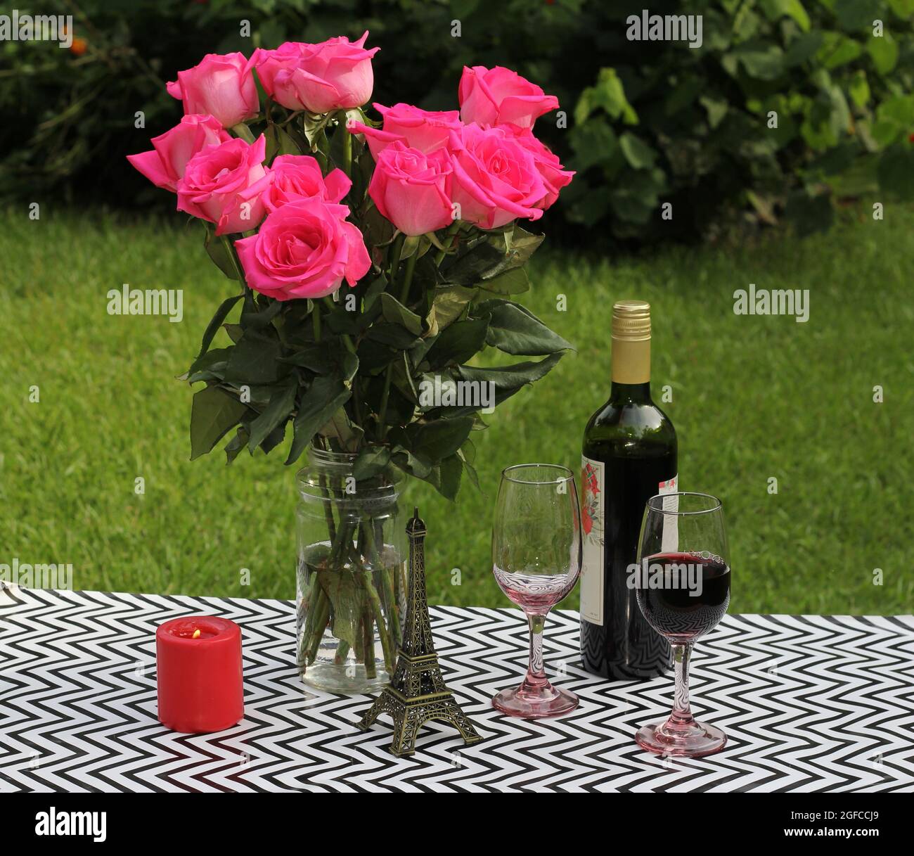 Outdoor dinner party wine roses hi-res stock photography and images - Alamy
