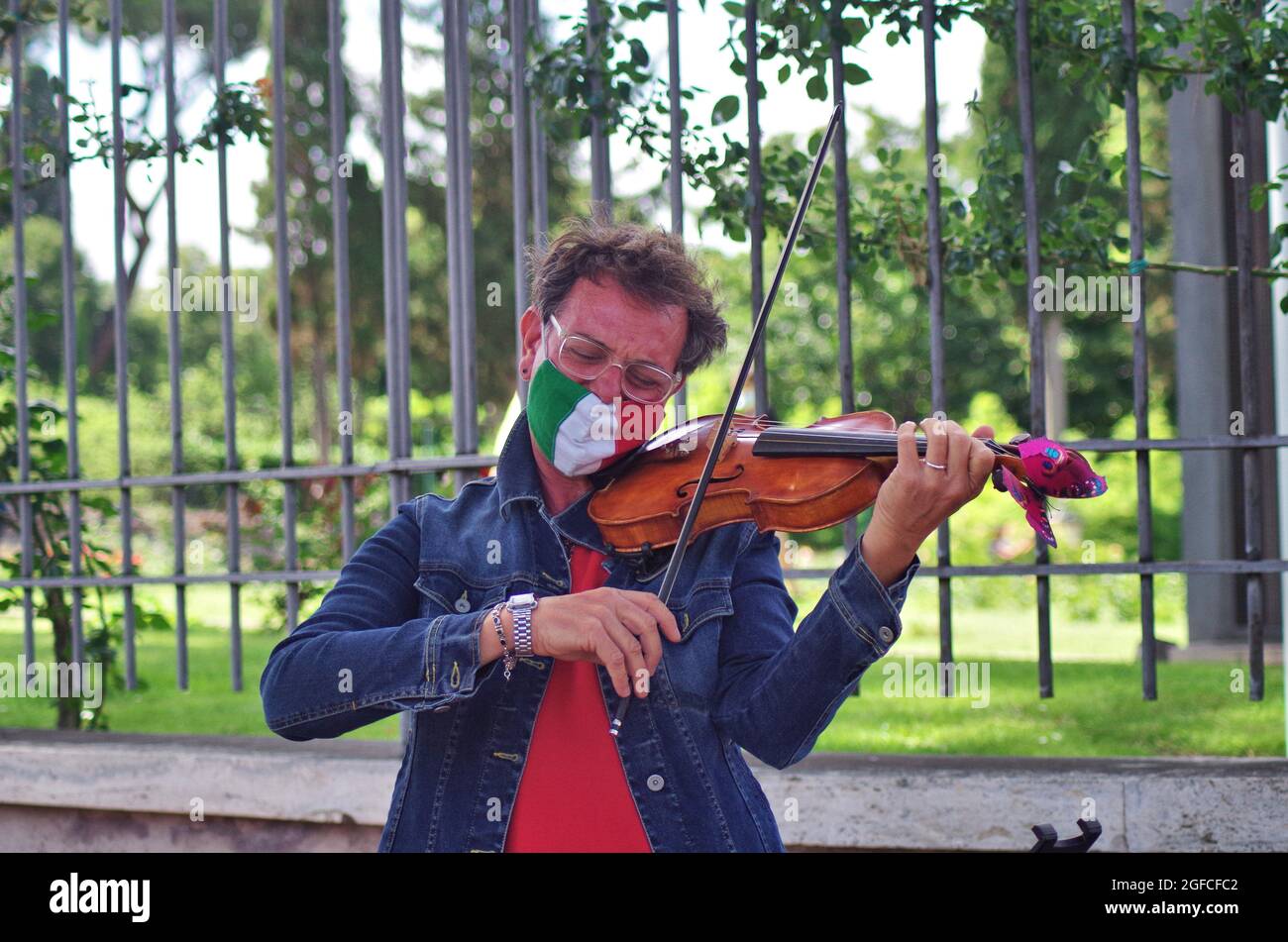 Mask violin hi-res stock photography and images - Alamy