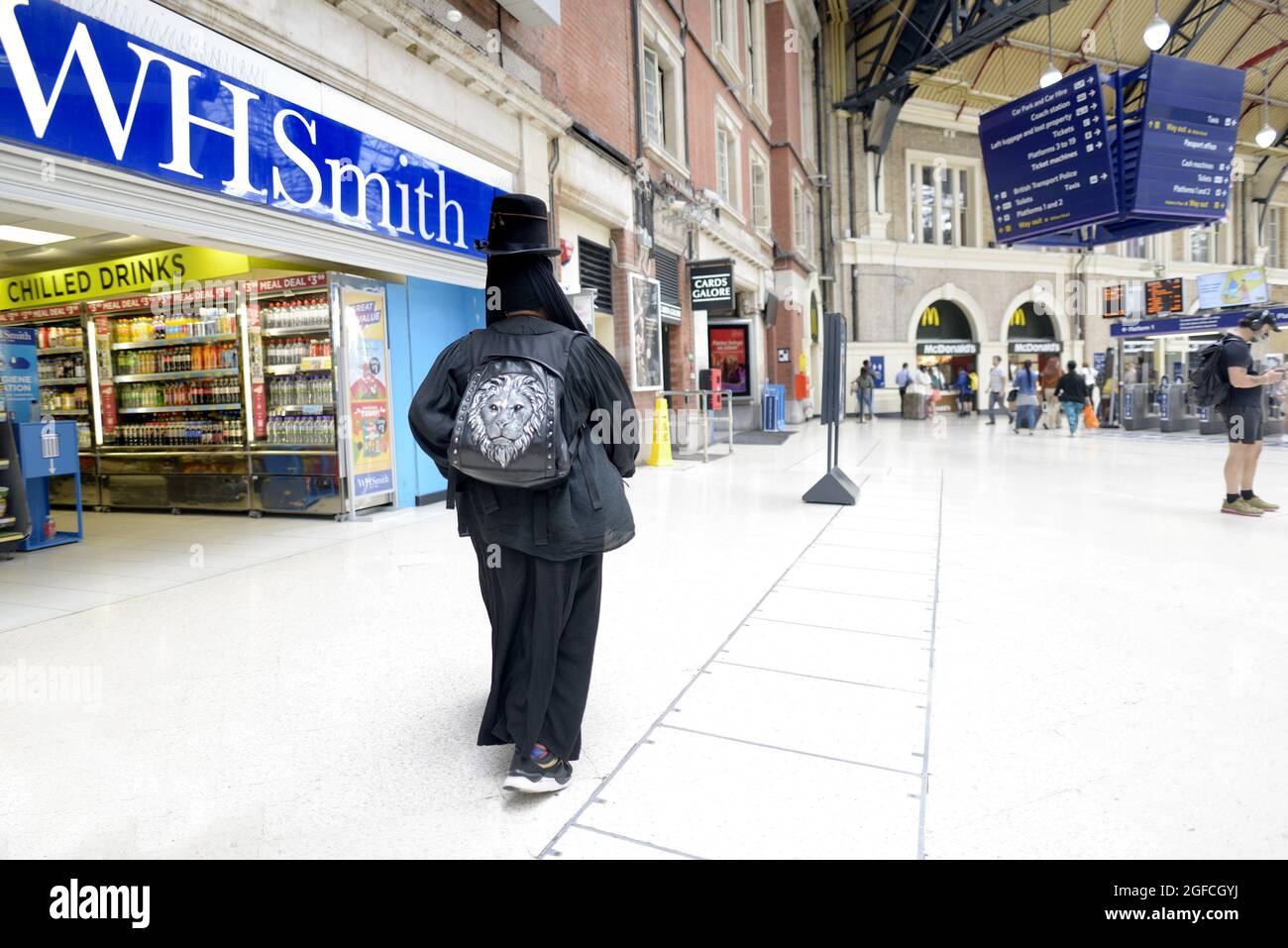 Wh smith station hi-res stock photography and images - Alamy