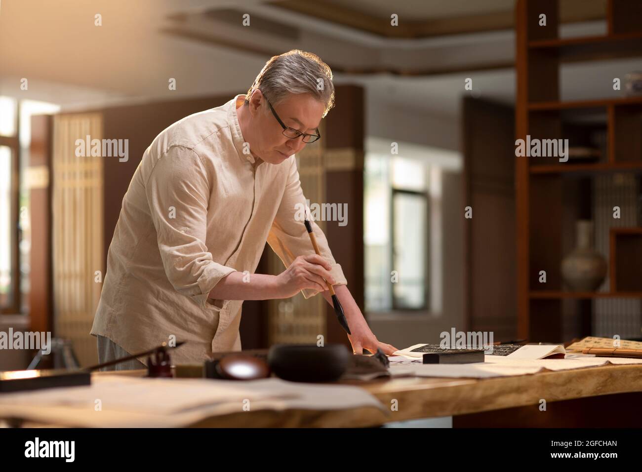 Old man writing chinese calligraphy hi-res stock photography and images ...