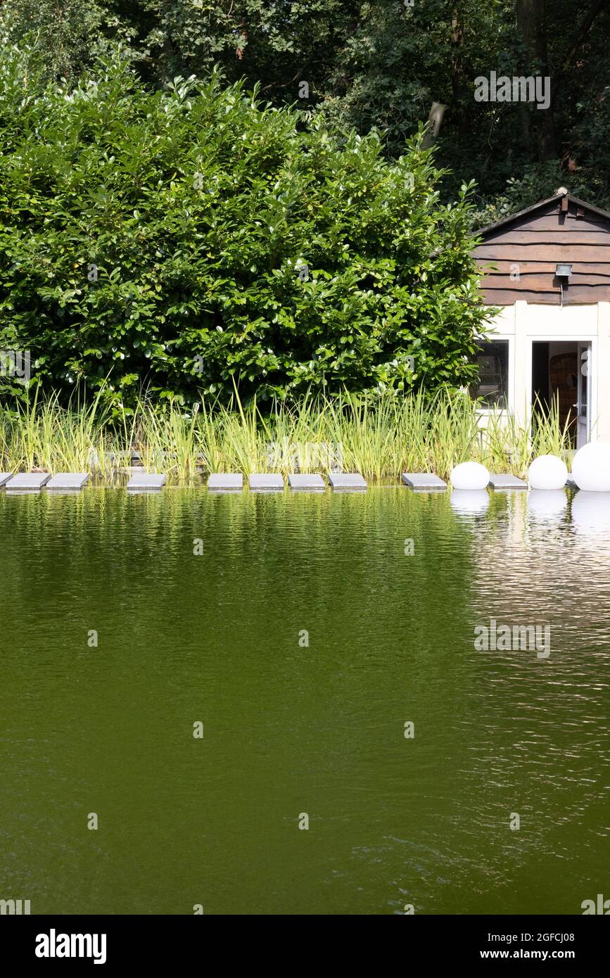 Pond cabin hi-res stock photography and images - Alamy