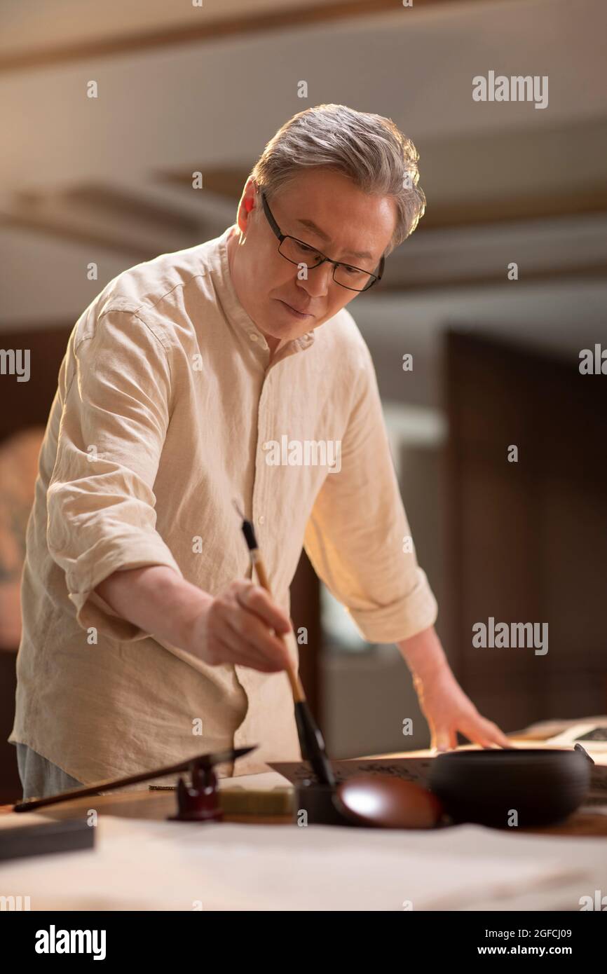 Old man writing chinese calligraphy hi-res stock photography and images ...