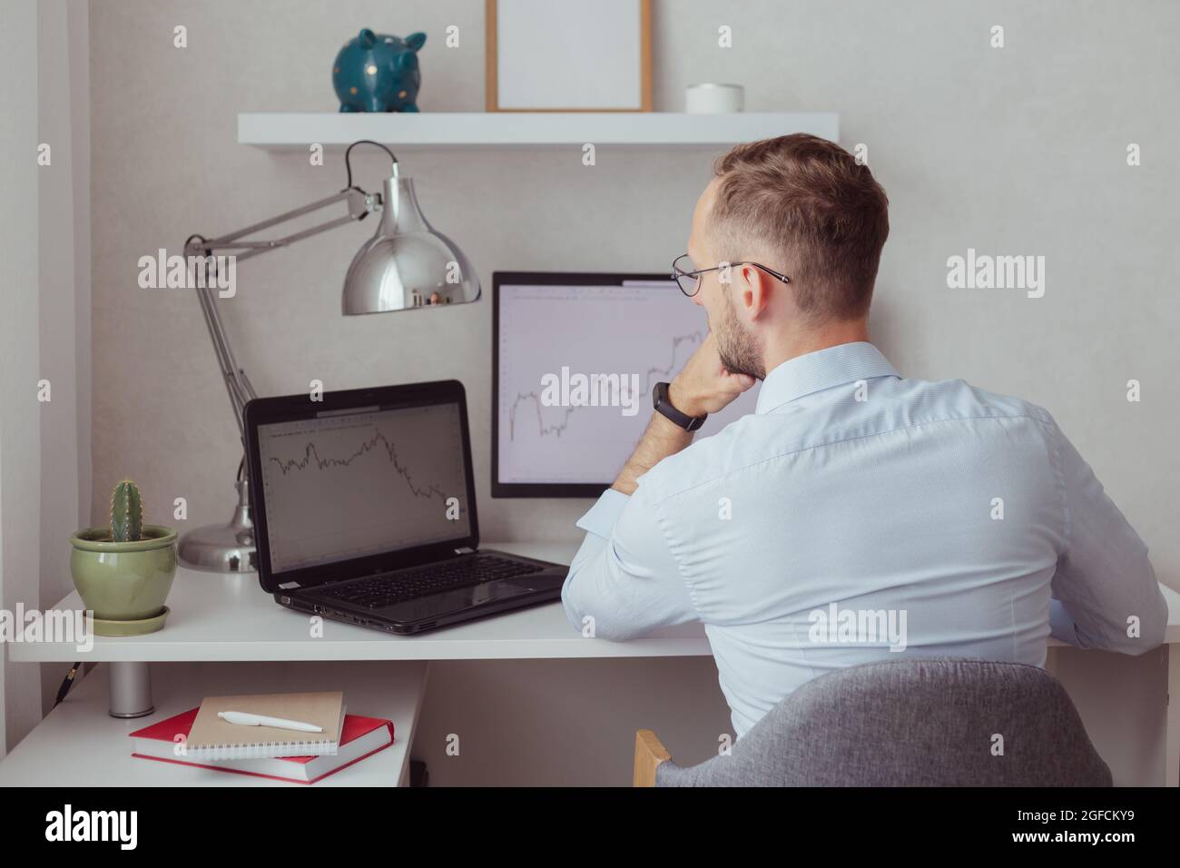 Stock market investor monitors hi-res stock photography and images - Alamy