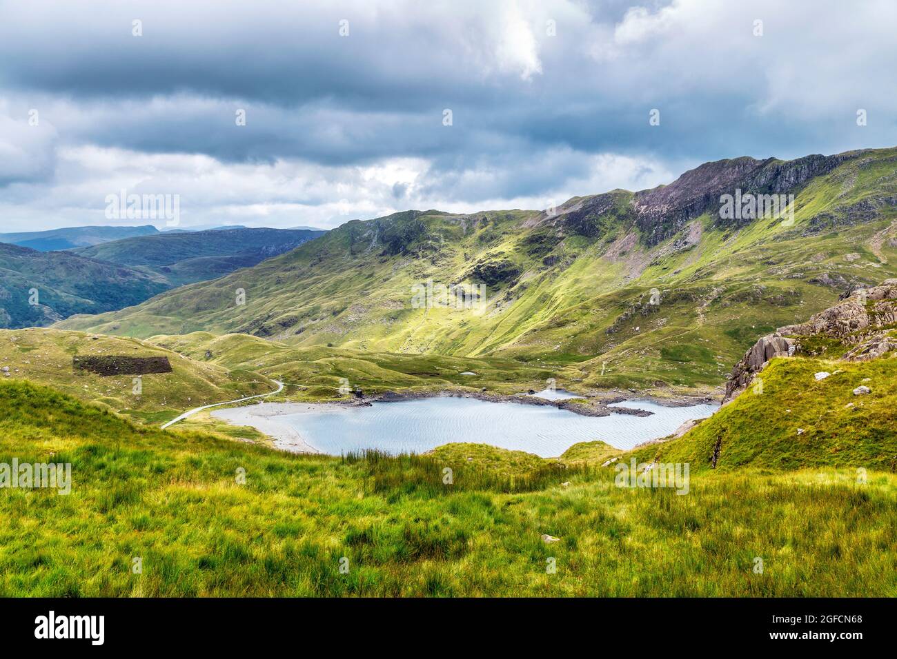 View of mountains and Llyn Llydaw lake along the Pyg Track to Snowdon ...