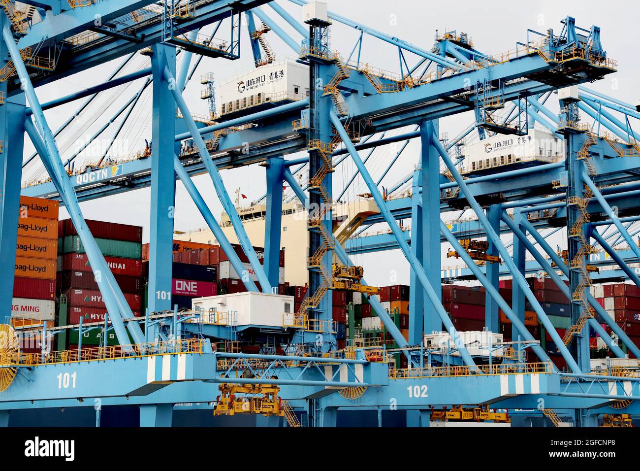 Qingdao, Qingdao, China. 25th Aug, 2021. On August 24, the fully automated terminal of Qingdao ...