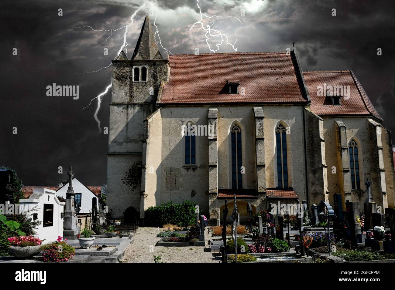 Graveyard lightning strike hi-res stock photography and images - Alamy