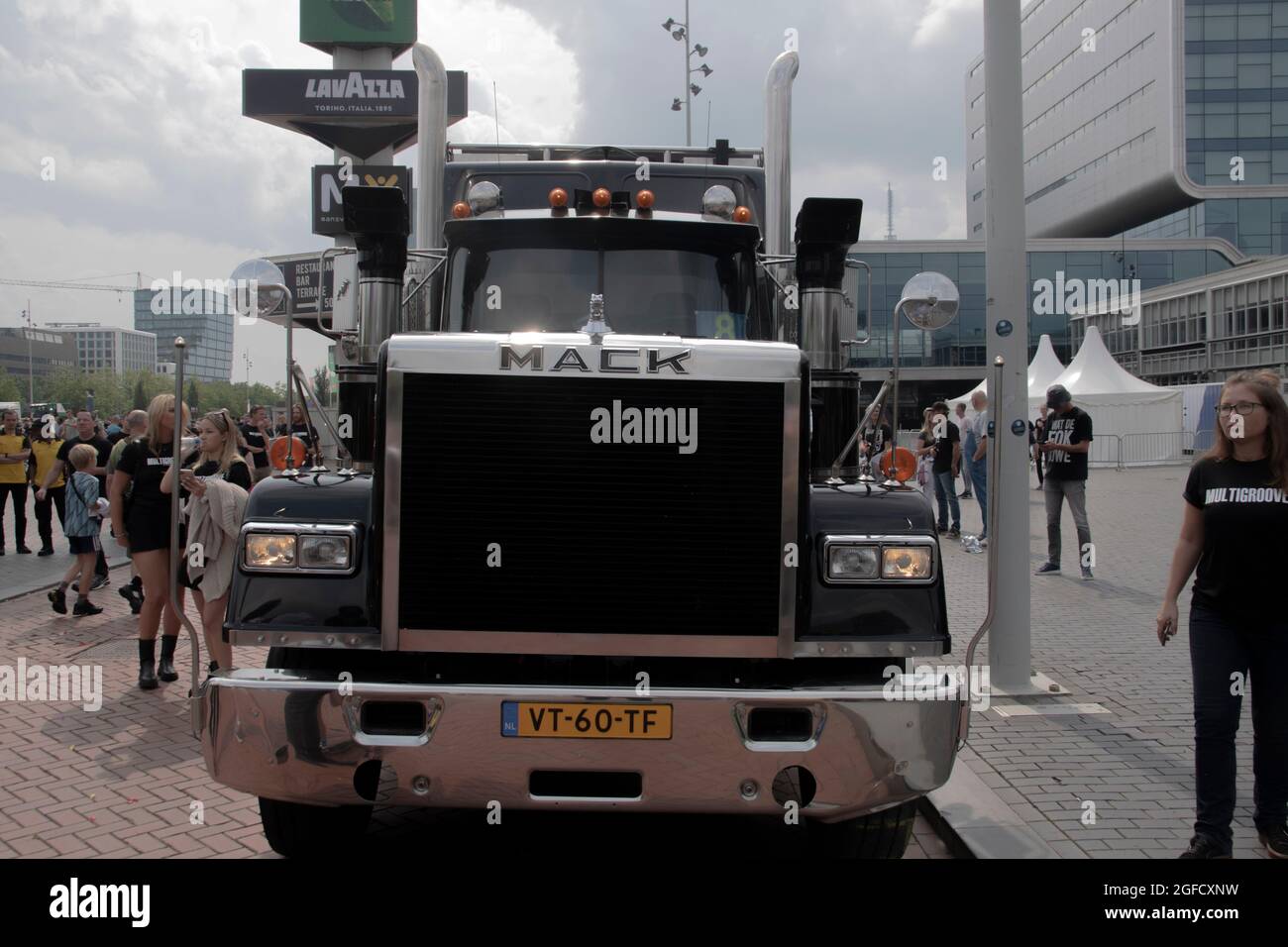 Front of mack truck hi-res stock photography and images - Alamy