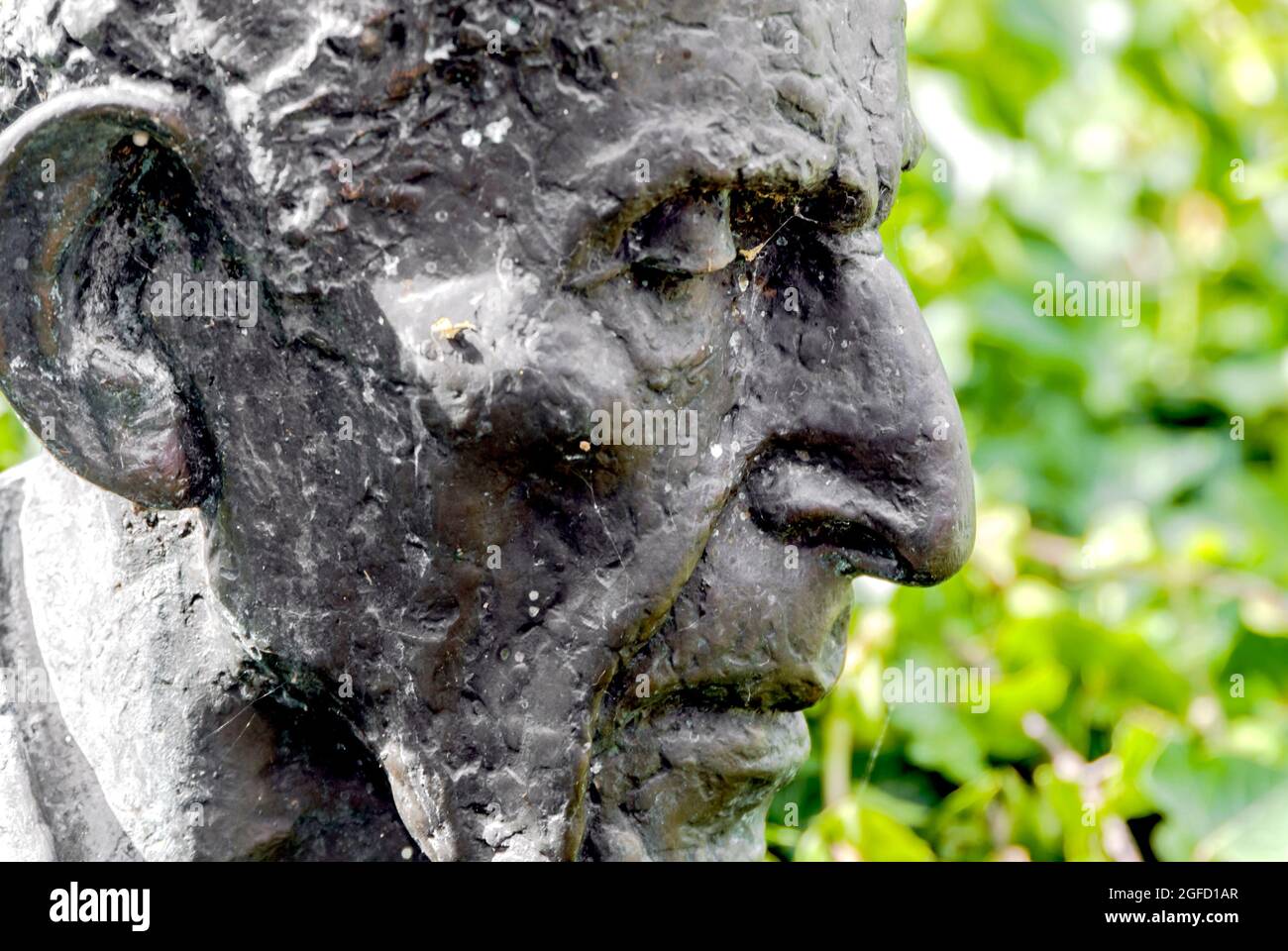 Bust of Leonard Woolf in the garden of Monk's House; Büste von Leonard ...