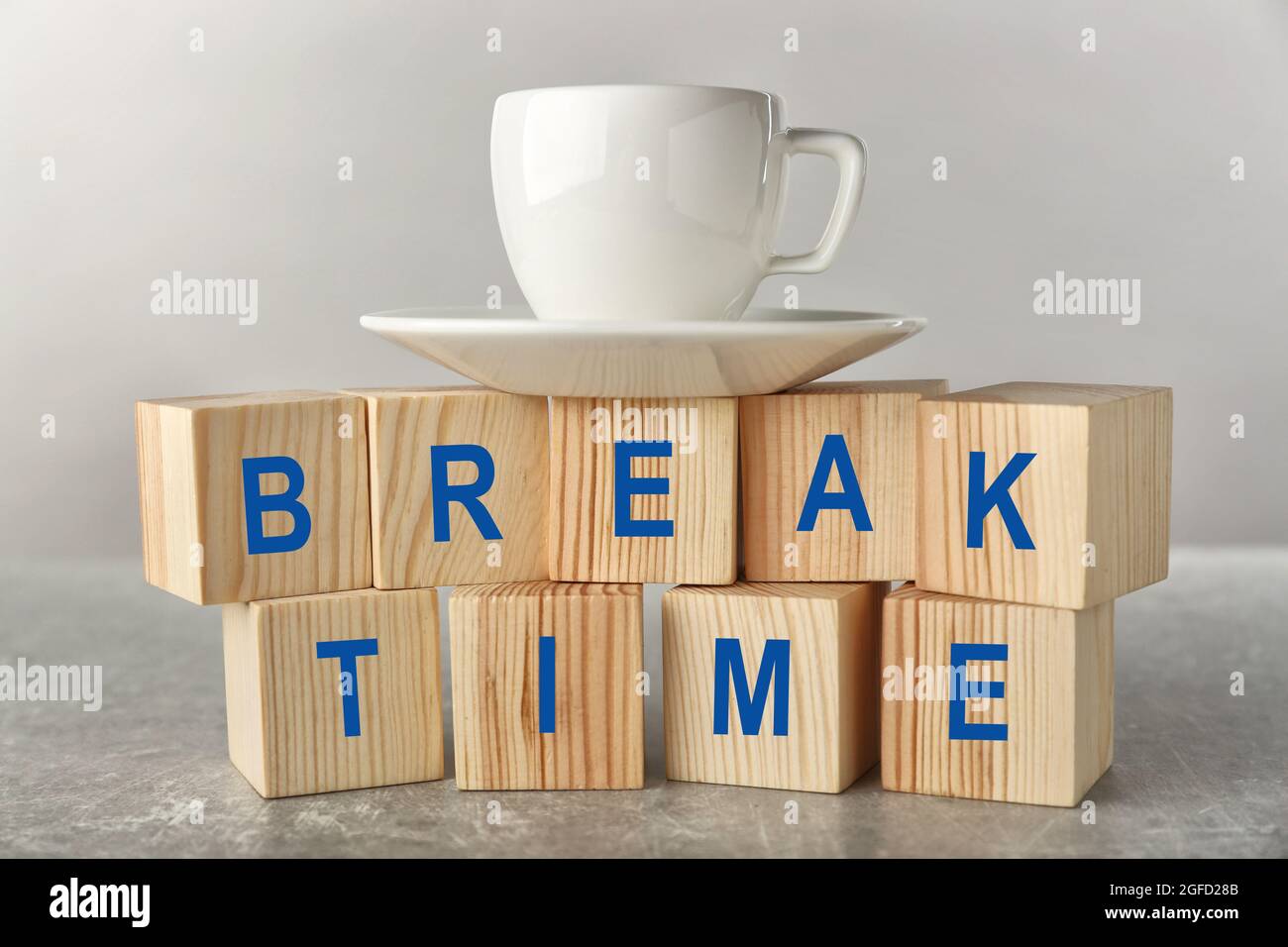 Words BREAK TIME and cup of tea on grey background Stock Photo - Alamy