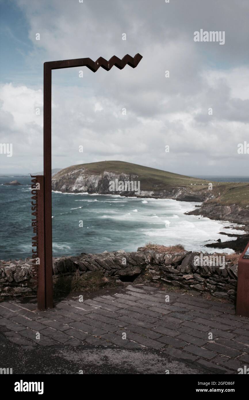 Wild atlantic way ireland hiking hi-res stock photography and images ...