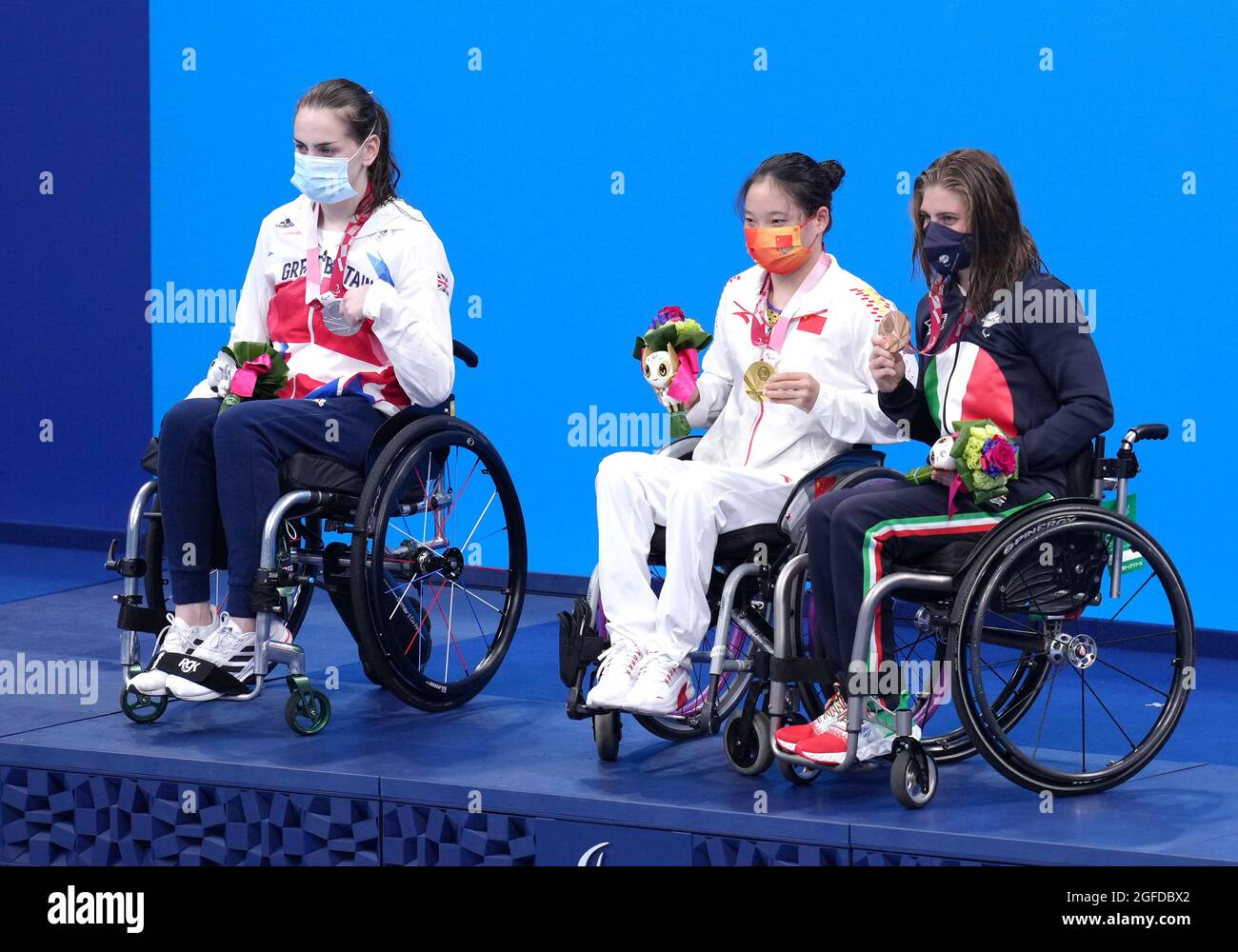 Great Britain's Tully Kearney (left) with the silver medal, China's Li ...