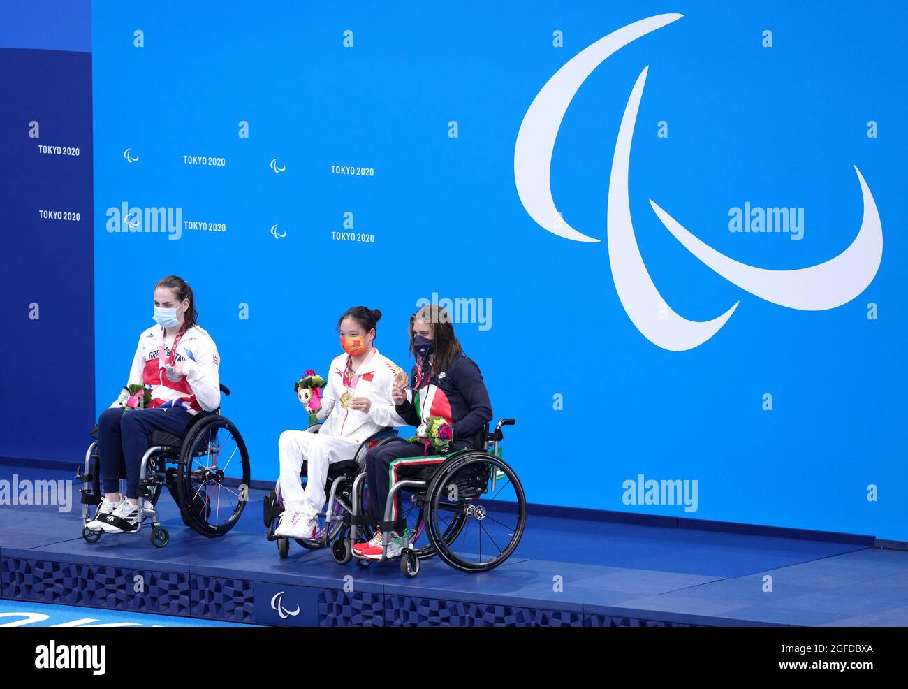 Great Britain's Tully Kearney (left) with the silver medal, China's Li ...