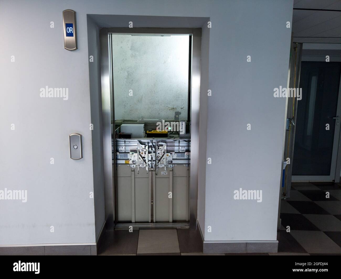 Open elevator shaft hi-res stock photography and images - Alamy