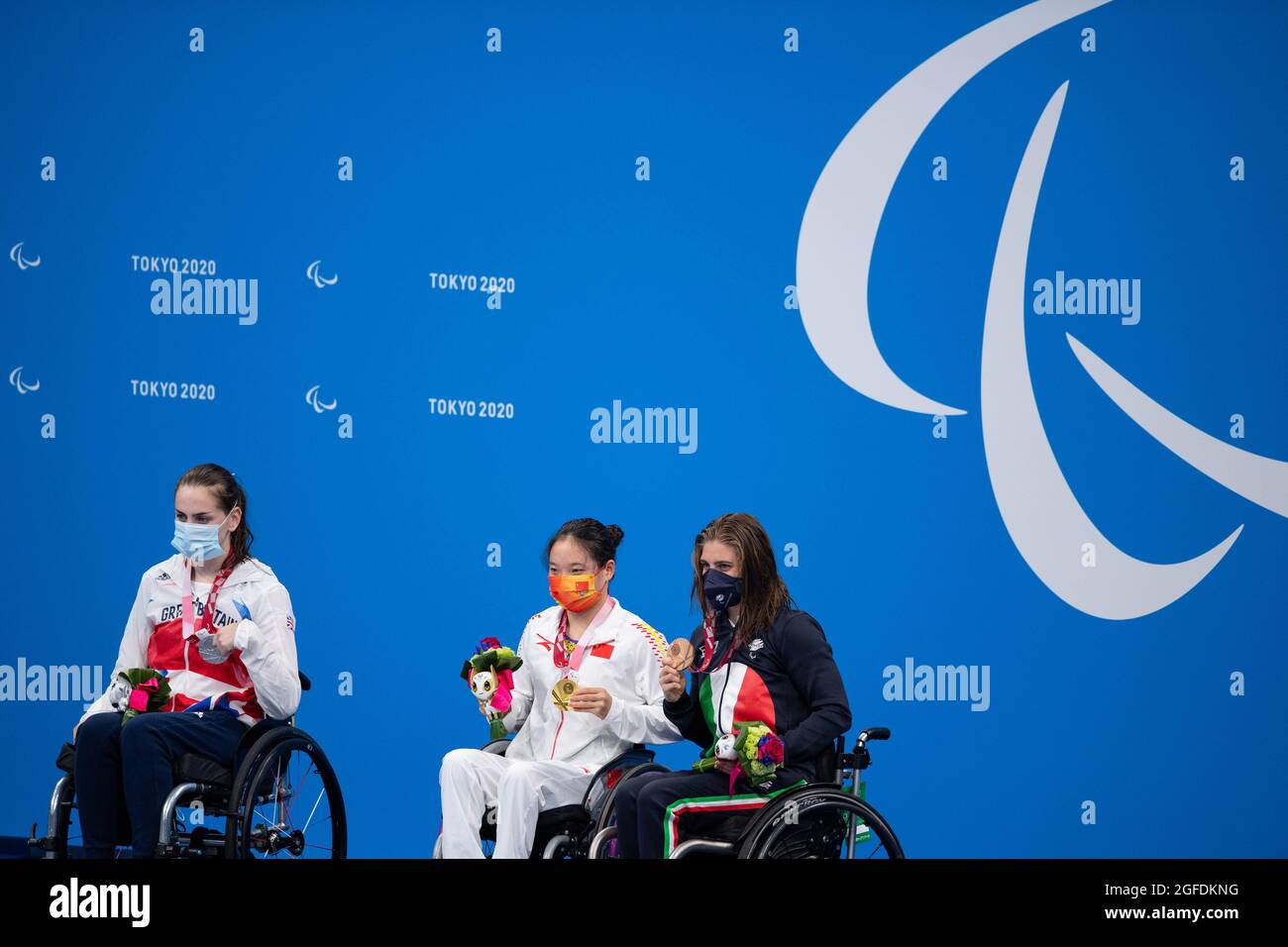 Tokyo, Japan. 25th Aug, 2021. Gold medalist Zhang Li (C) of China poses ...