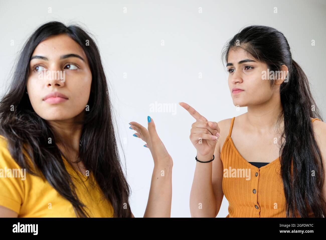 Two teenage girls arguing hi-res stock photography and images - Alamy