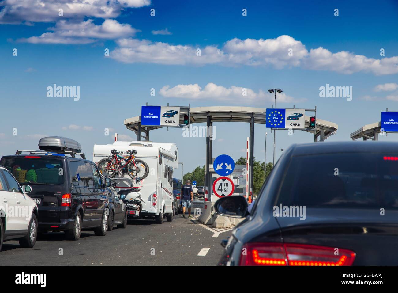 Traffic jam due to controls at the border between Hungary and Romania ...