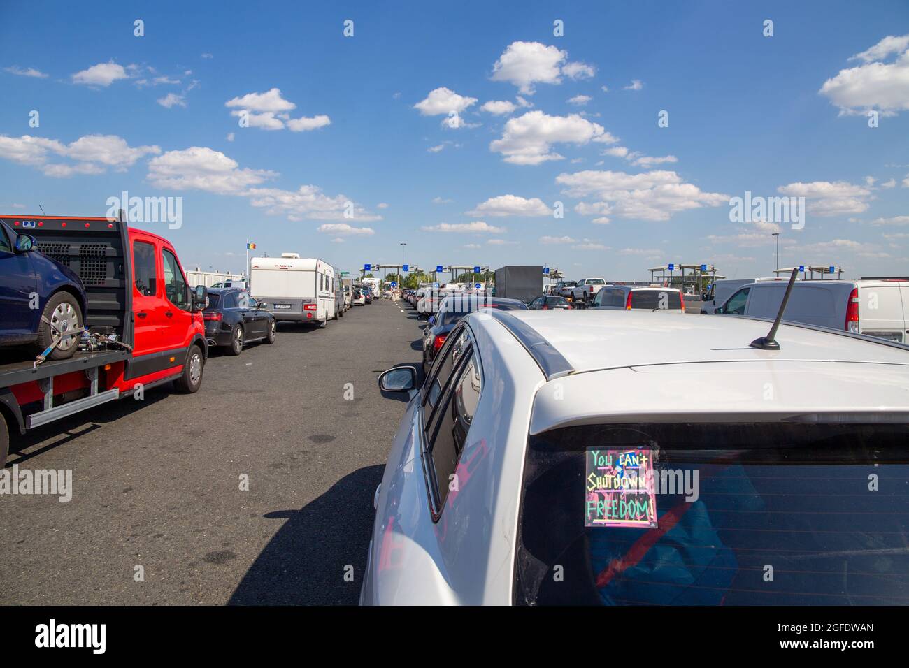 Traffic jam due to controls at the border between Hungary and Romania ...