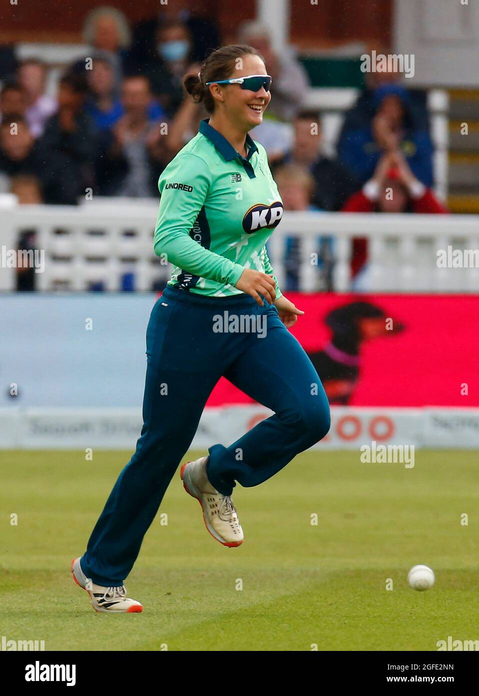 LONDON, ENGLAND - AUGUST 21: Alice Capsey of Oval Invincibles Women ...