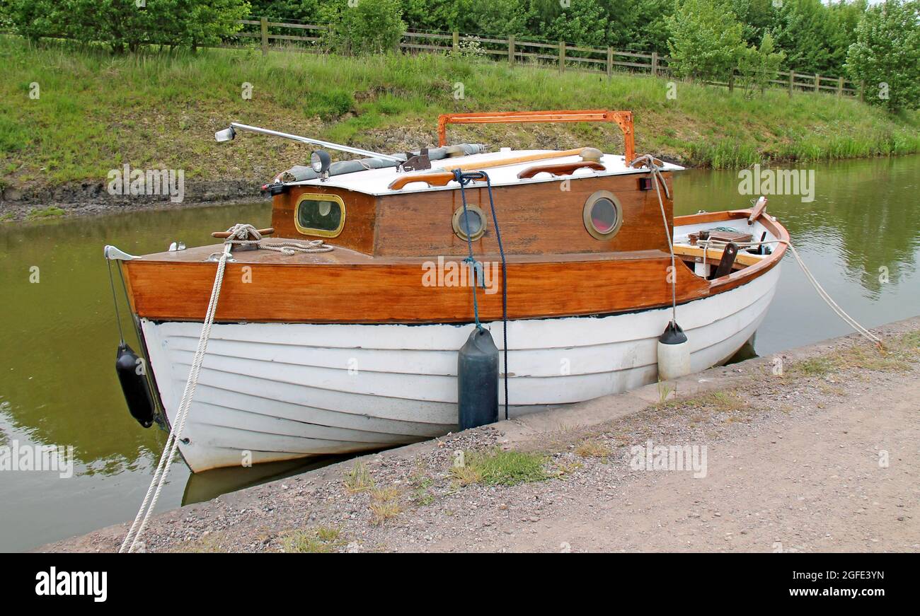 Motorboat trail hi-res stock photography and images - Alamy