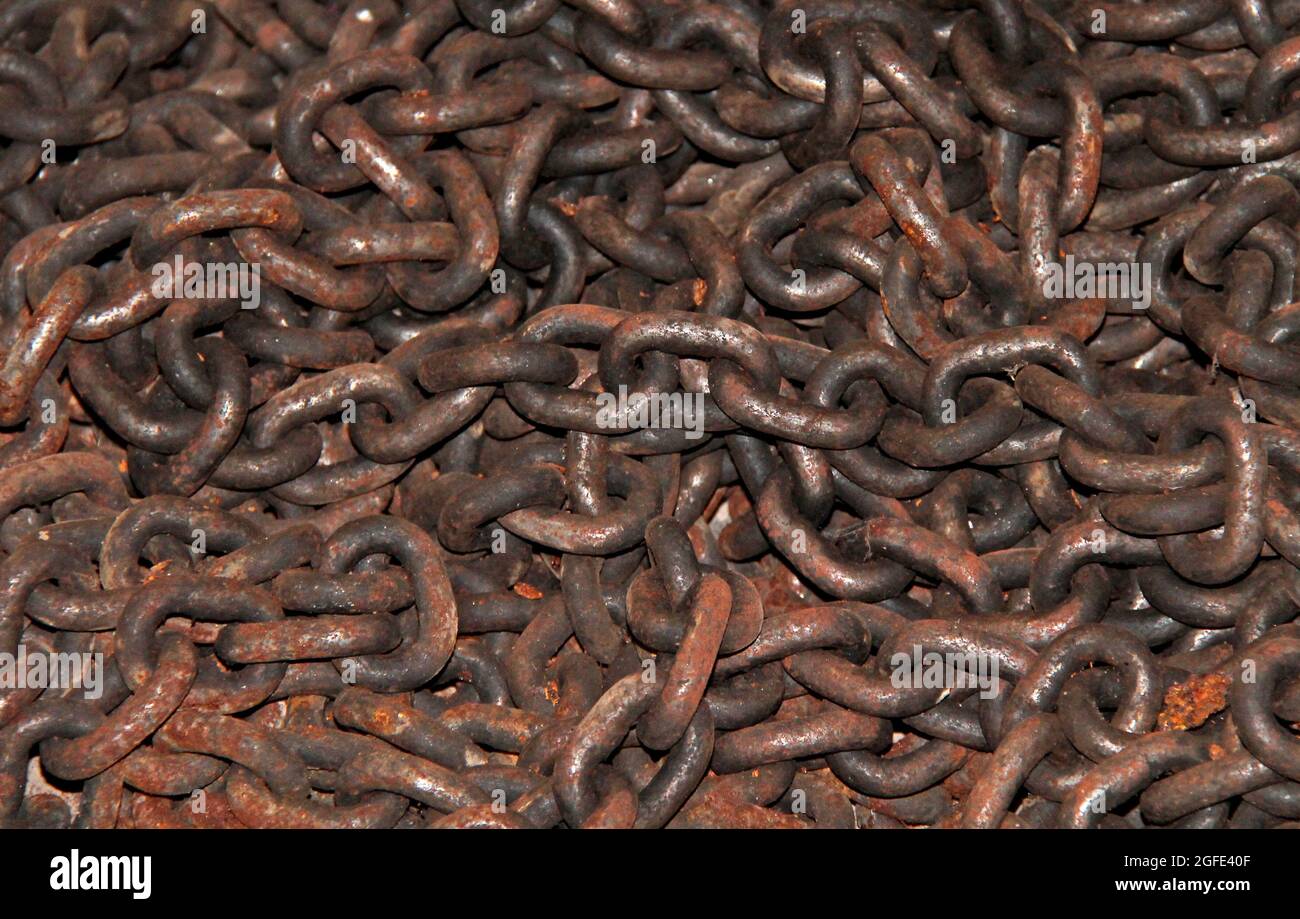 The Rusty Links of a Large Industrial Chain Stock Photo - Alamy