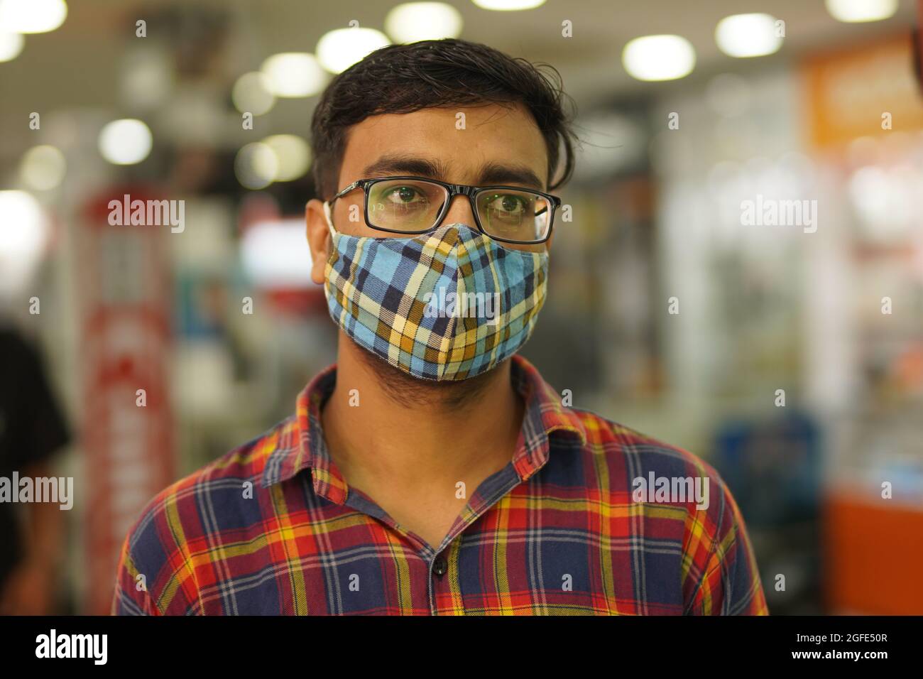 Asian man wearing glasses and a mask hi-res stock photography and ...