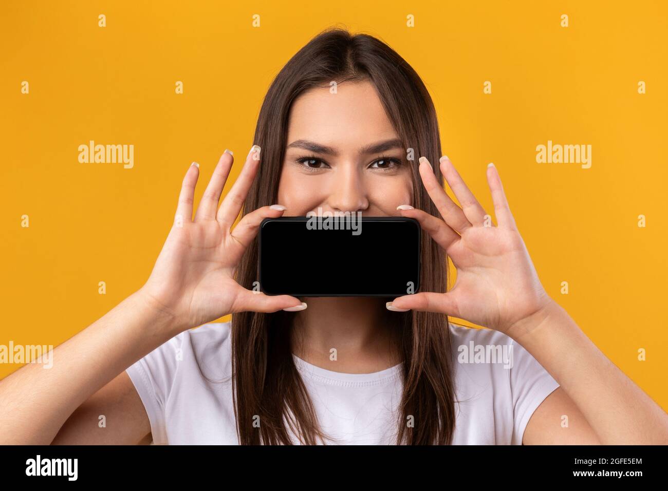 Business woman hiding face hi-res stock photography and images - Alamy