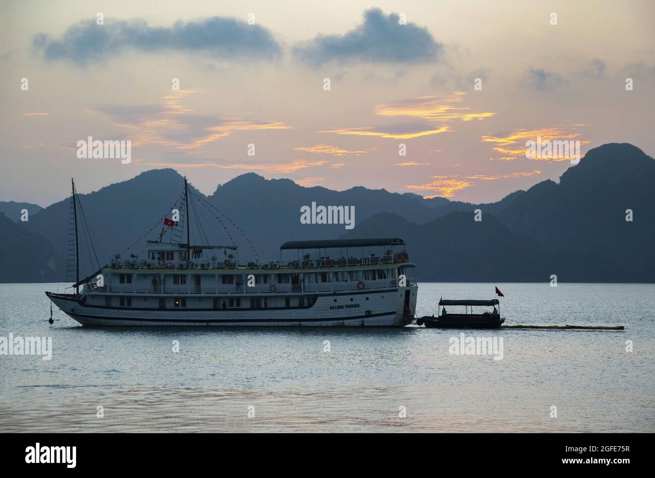 Trip in Halong Bay, Vietnam Stock Photo - Alamy