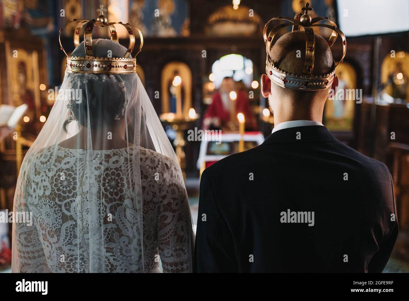 People wearing crowns hi-res stock photography and images - Alamy