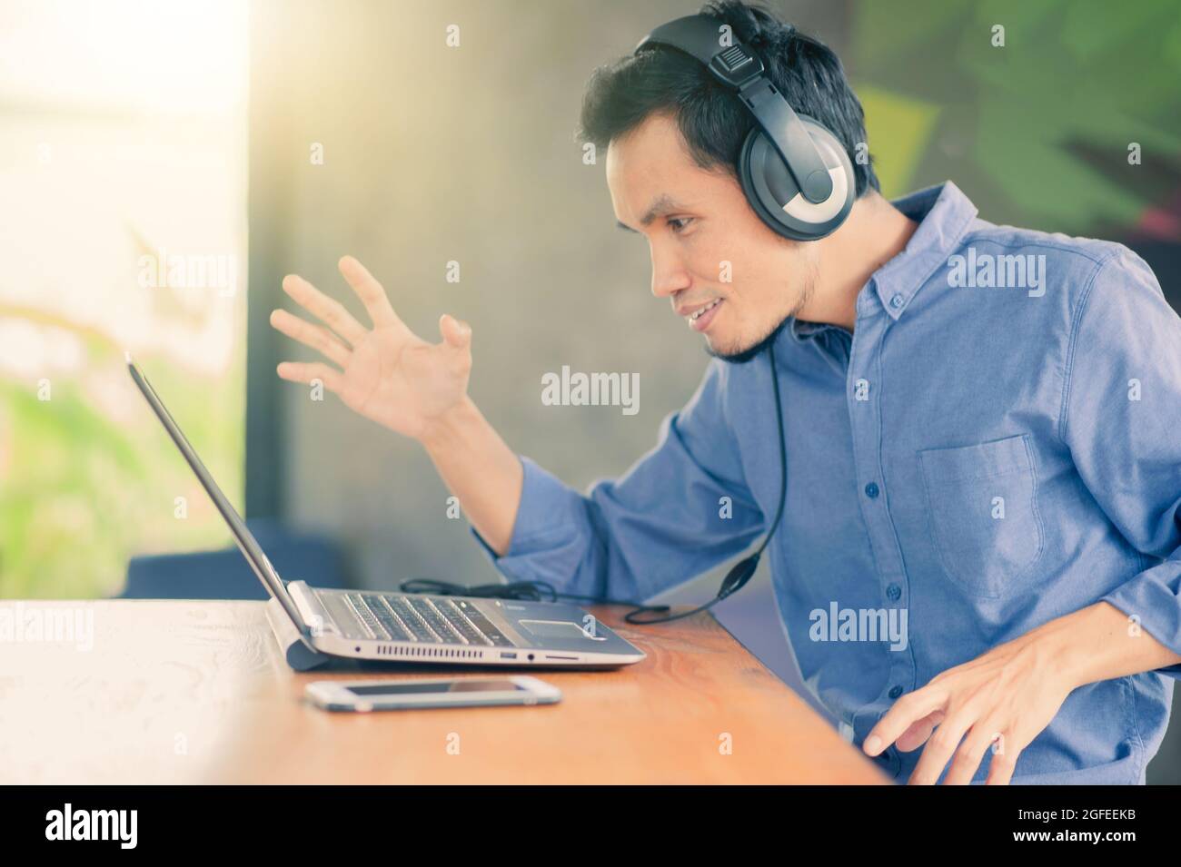 Man headphone laptop cafe hi-res stock photography and images - Alamy