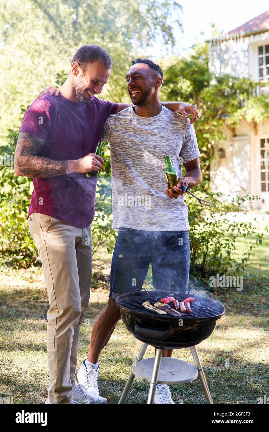 Two young men grill hi-res stock photography and images - Alamy