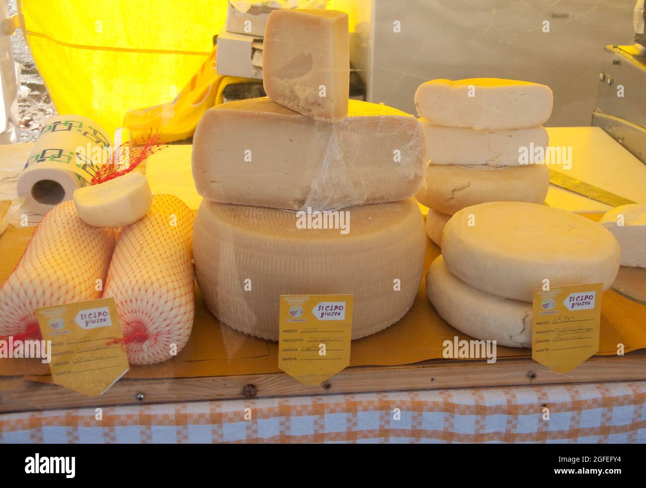 Tuscany cheese market hi-res stock photography and images - Alamy