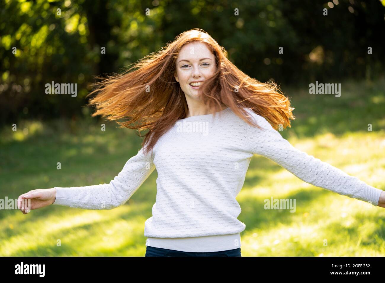 Woman turning around hi-res stock photography and images - Alamy