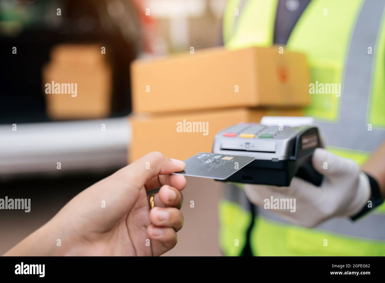 Hand creditcard hi-res stock photography and images - Alamy