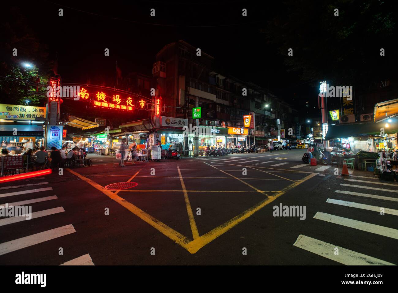 Night life on streets hi-res stock photography and images - Alamy