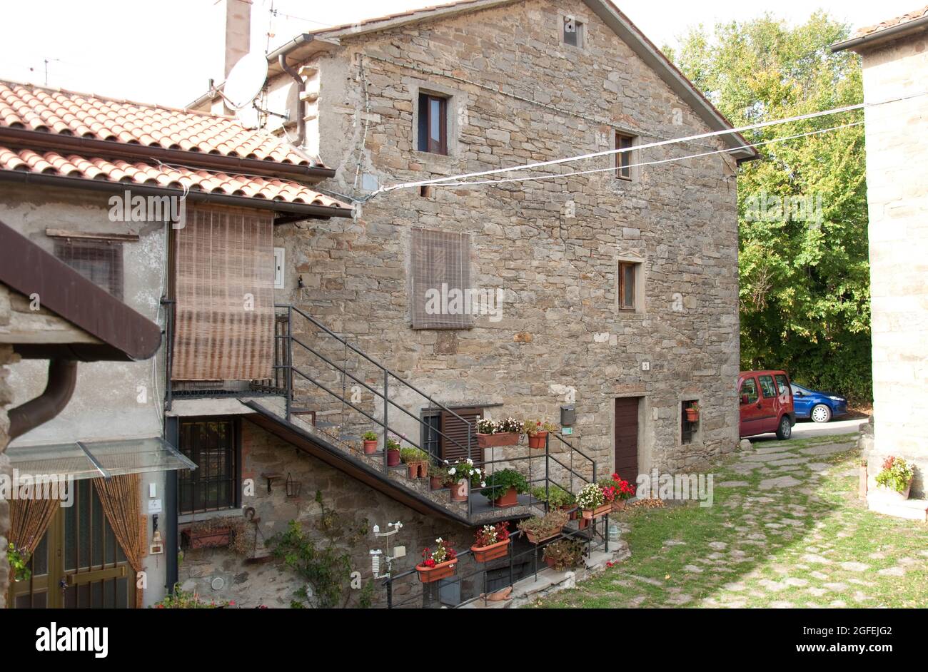 Tuscany stone houses hi-res stock photography and images - Alamy