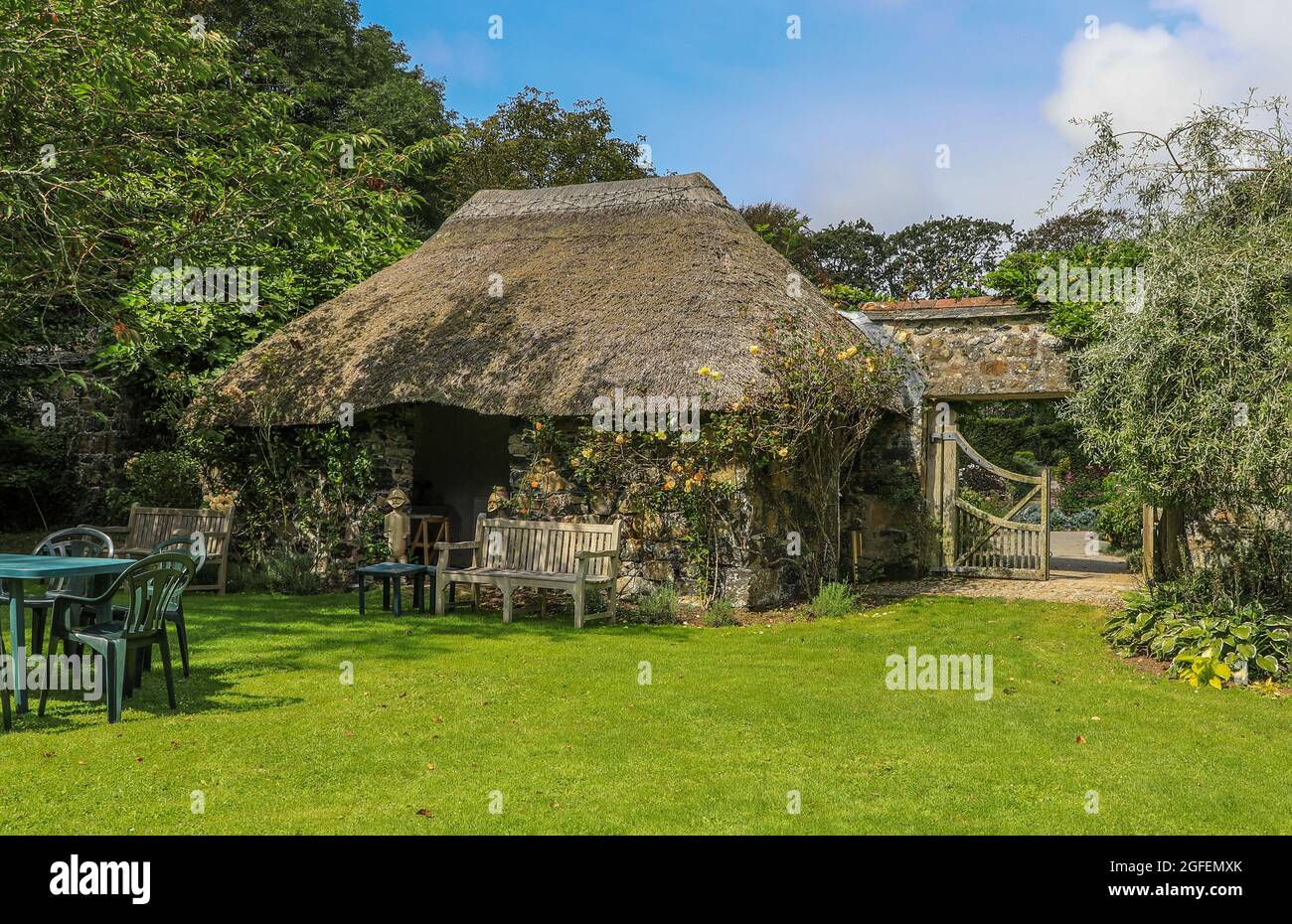 The tea house with a thatched roof at Bonython Estate Gardens, Garden ...