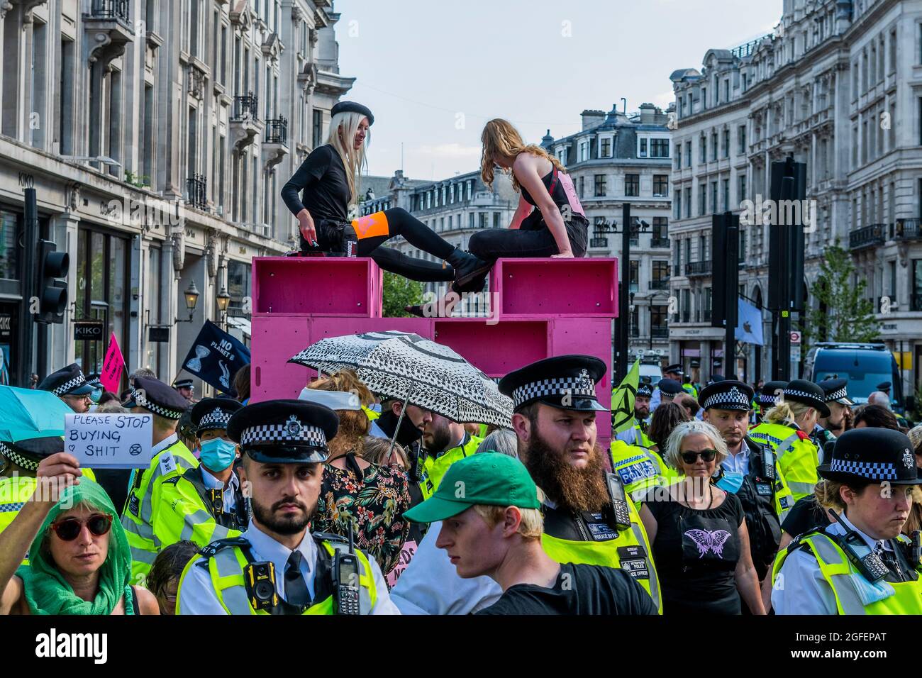 London, UK. 25th Aug, 2021. Police officers cordon off the temporary XR ...