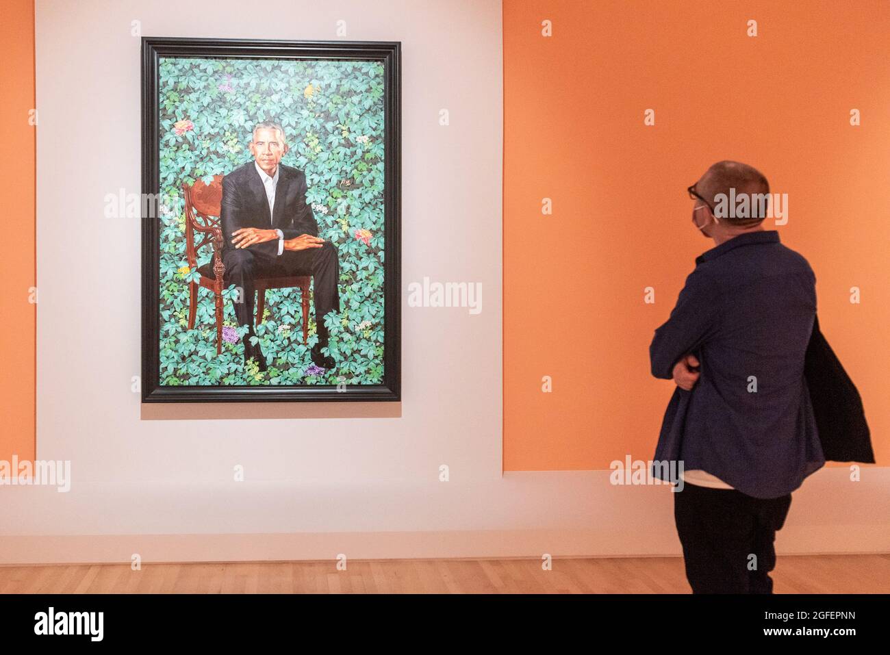 Early visitors get a "sneak-peak" of President Barack Obama's portrait ...
