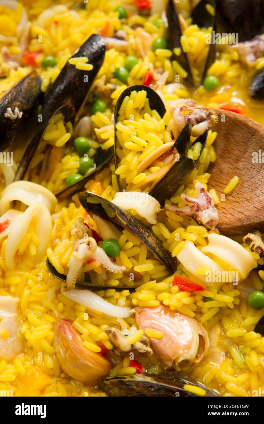 Seafood paella presentation hi-res stock photography and images - Alamy