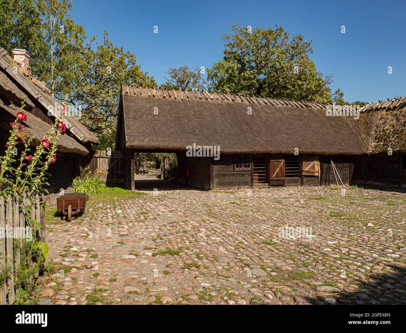 Old log barn farm land hi-res stock photography and images - Alamy