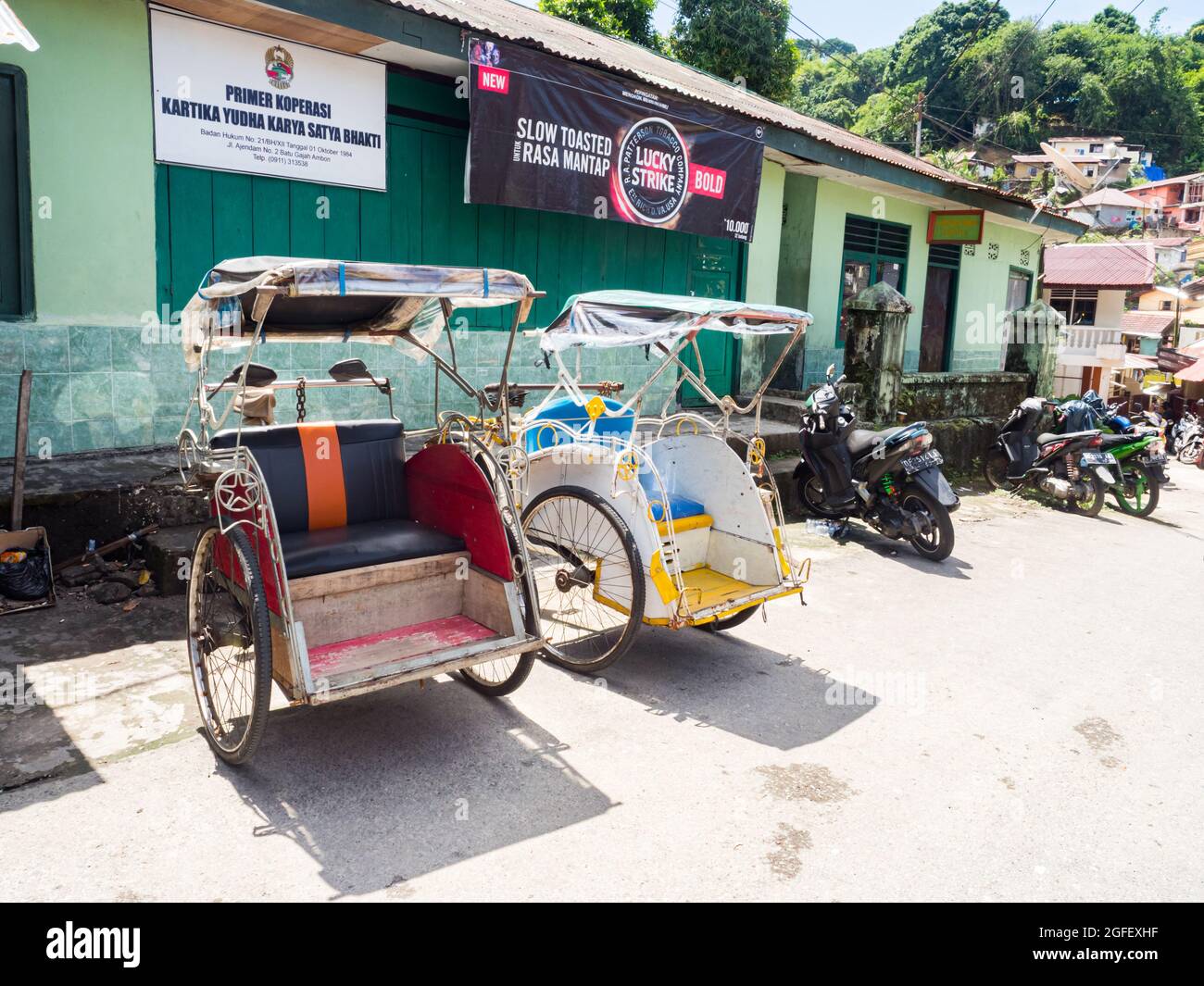 Trisikad trishaw traditional transport hi-res stock photography and ...