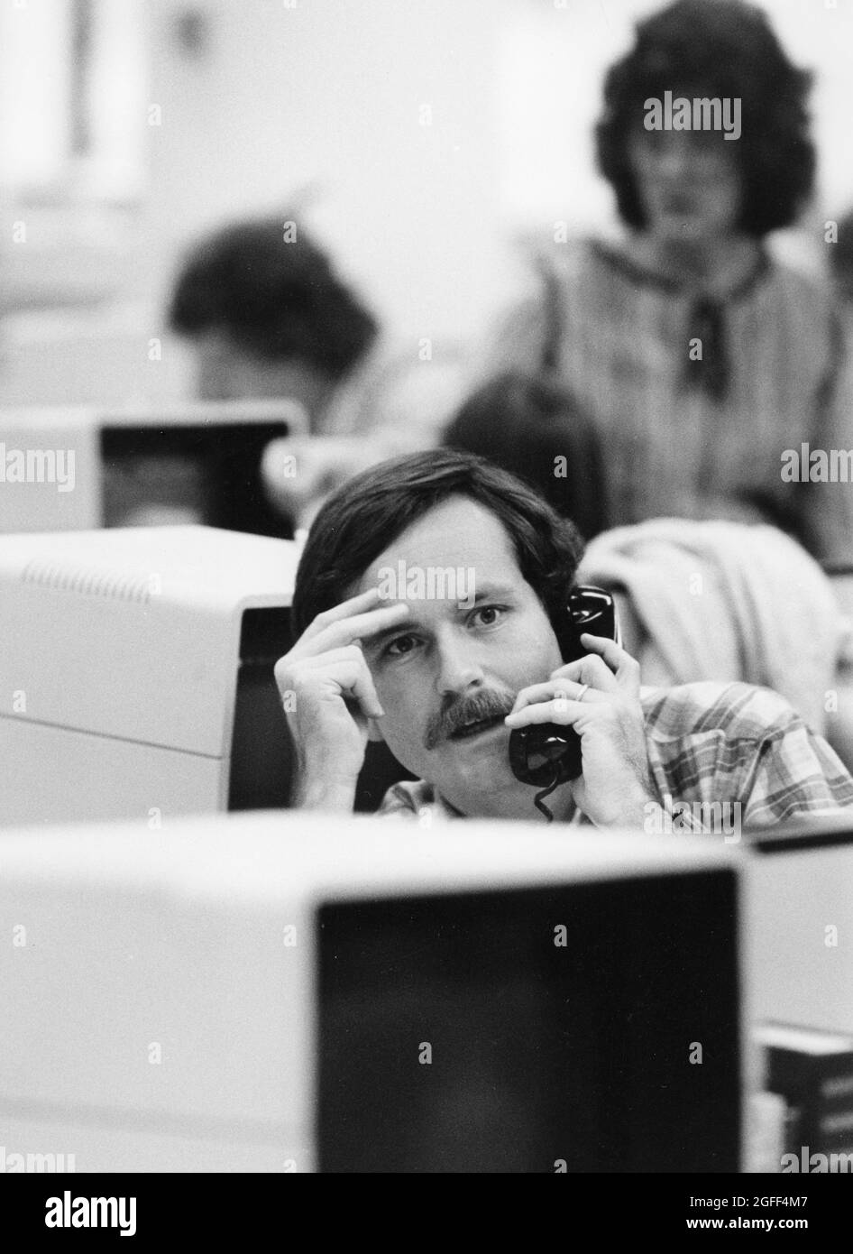 Reporter interviewing source hi-res stock photography and images - Alamy