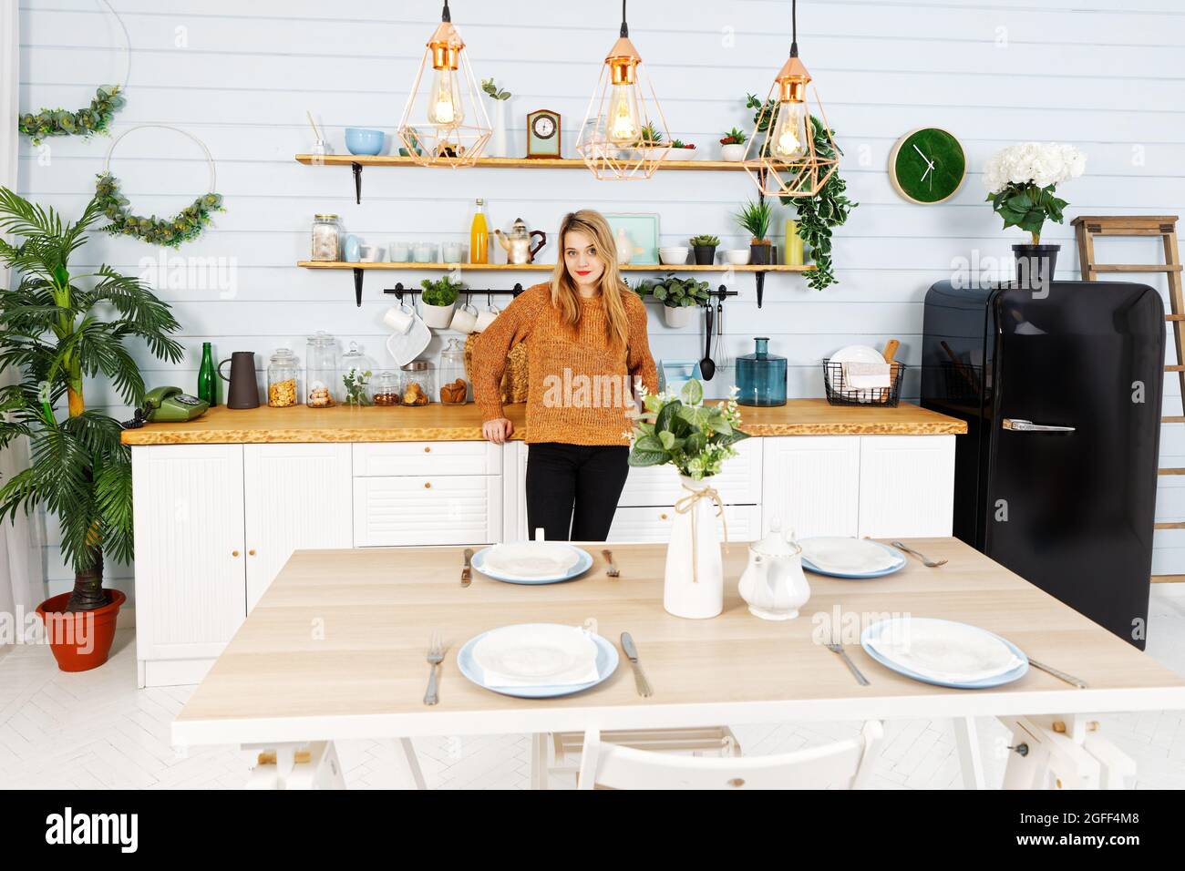 Hands resting on table hi-res stock photography and images - Alamy