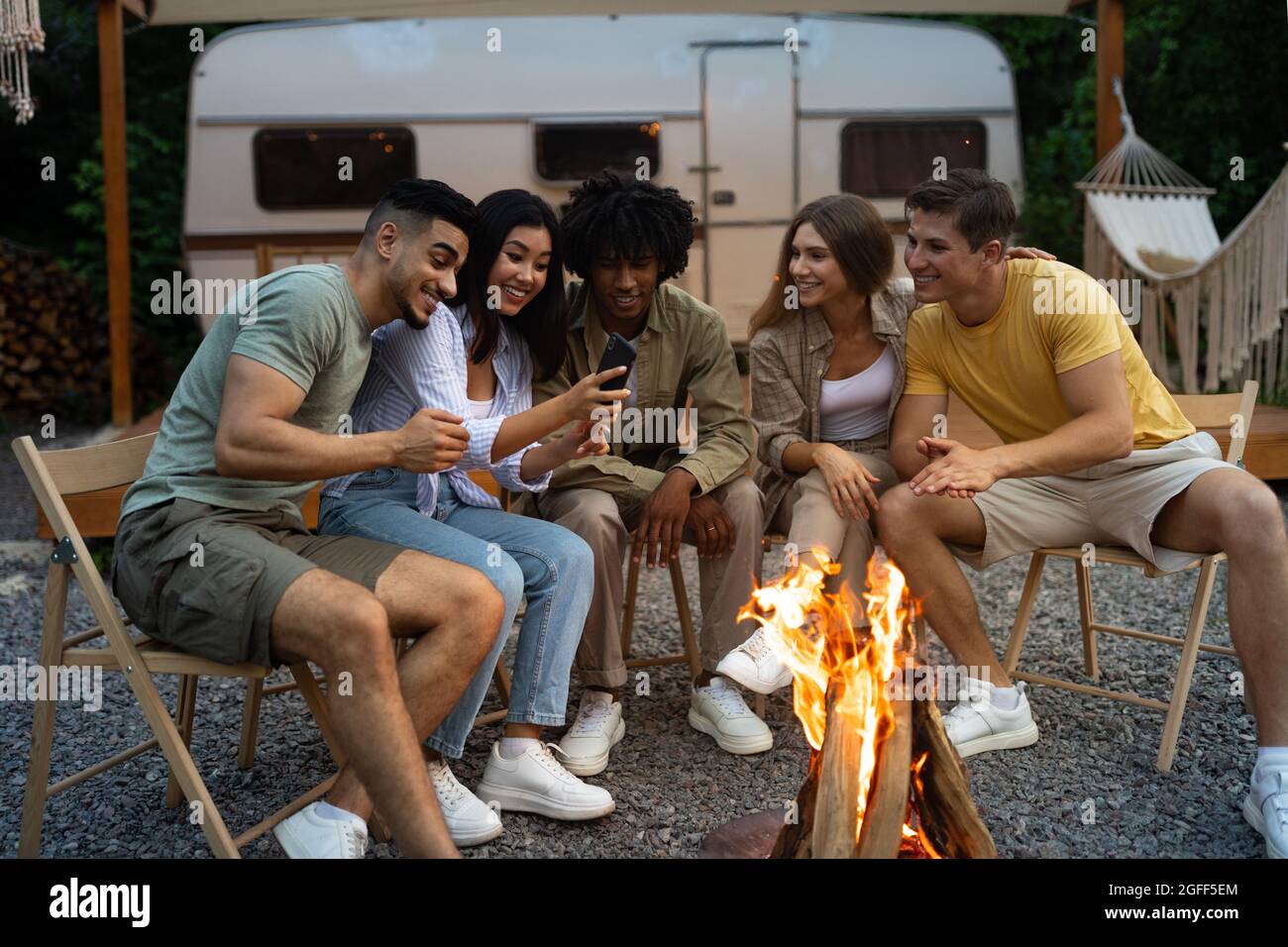 Photo of friends having picnic hi-res stock photography and images - Alamy