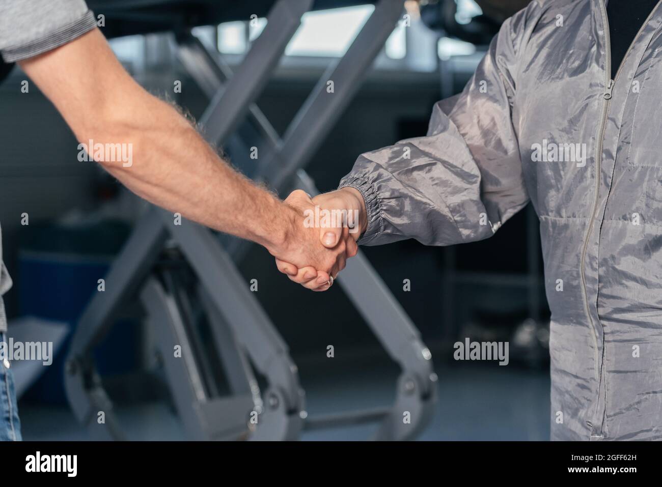 Car handshake mechanic hi-res stock photography and images - Alamy