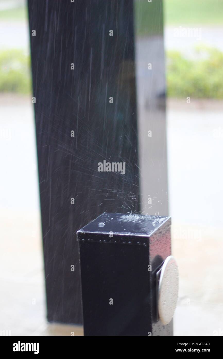 Wet concrete columns hi-res stock photography and images - Alamy