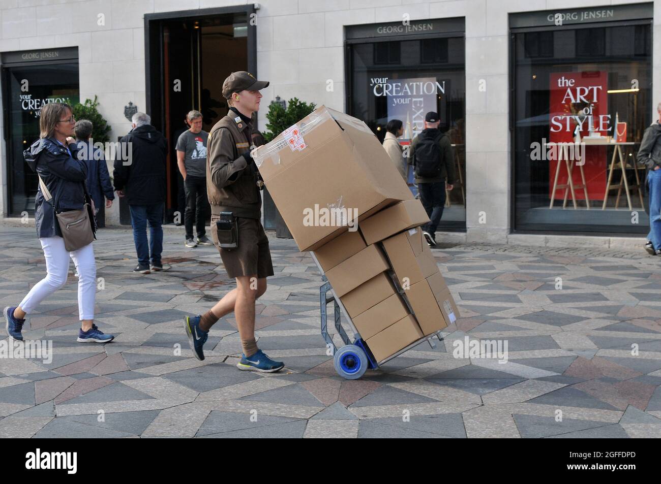 Upsdelivery man hi-res stock photography and images - Alamy